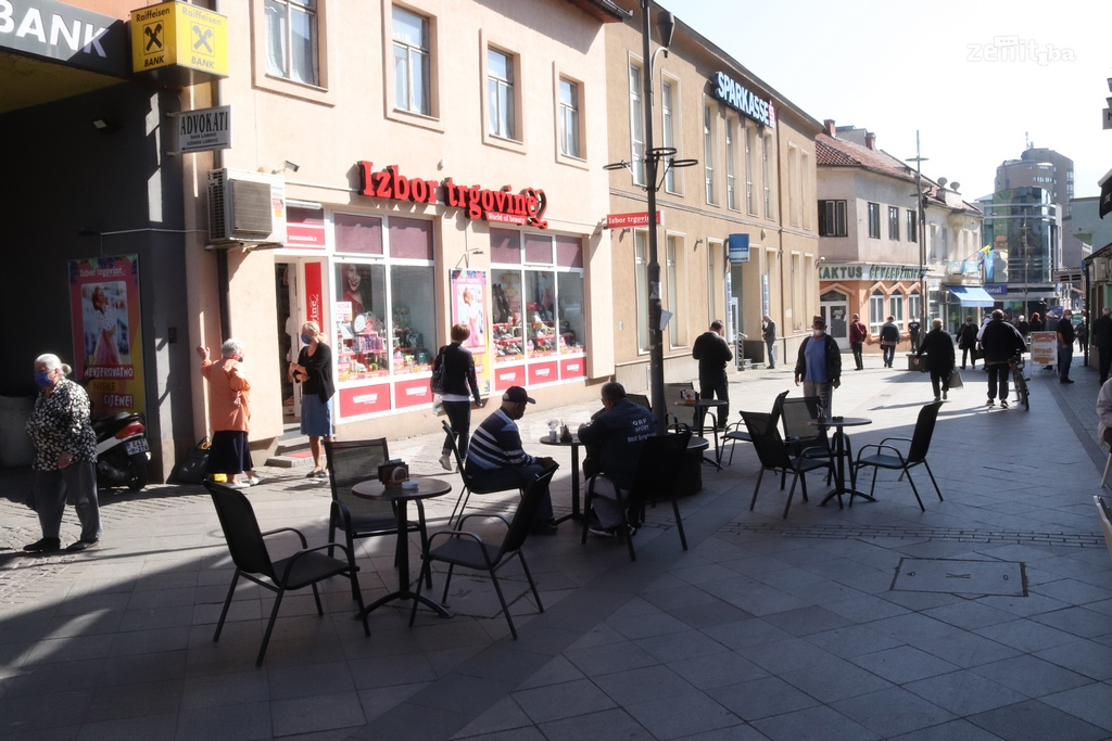 Nakon skoro dva mjeseca kafići u Zenici jutros uslužili prve goste (FOTO)