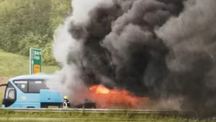 Autobus iz Tuzle se zapalio na autoputu u Hrvatskoj, spašeno svih 17 putnika (VIDEO) - Zenit.ba
