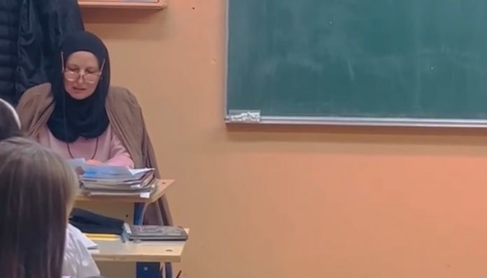 Učiteljica OŠ "Edhem Mulabdić" Zenica dobila od svojih učenika za ...