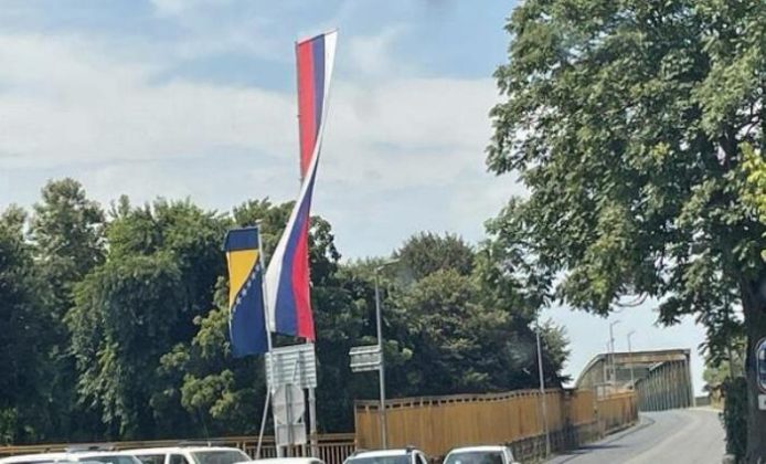 Na bh. graničnom prelazu uz zastavu BiH mnogo veća zastava entiteta RS ...