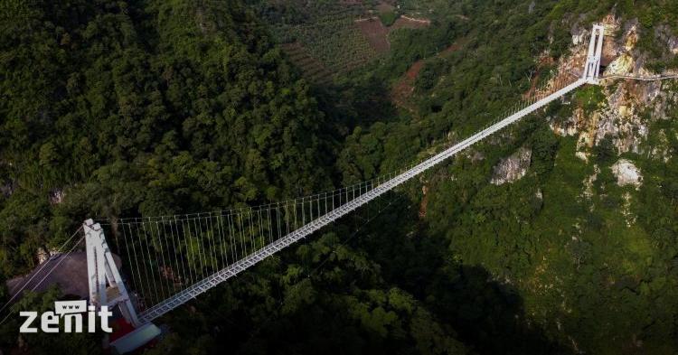 U Vijetnamu otvoren pješački stakleni most na 150 metara visine - Zenit.ba