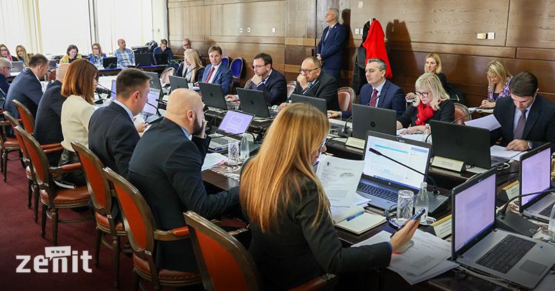 Na hitnoj sjednici Vlade FBiH razrješen direktor FUCZ Fahrudin Solak ...