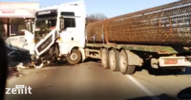 Nova saobraćajna nesreća na M-17: Tri osobe povrijeđene, saobraćaj obustavljen (VIDEO) - Zenit.ba